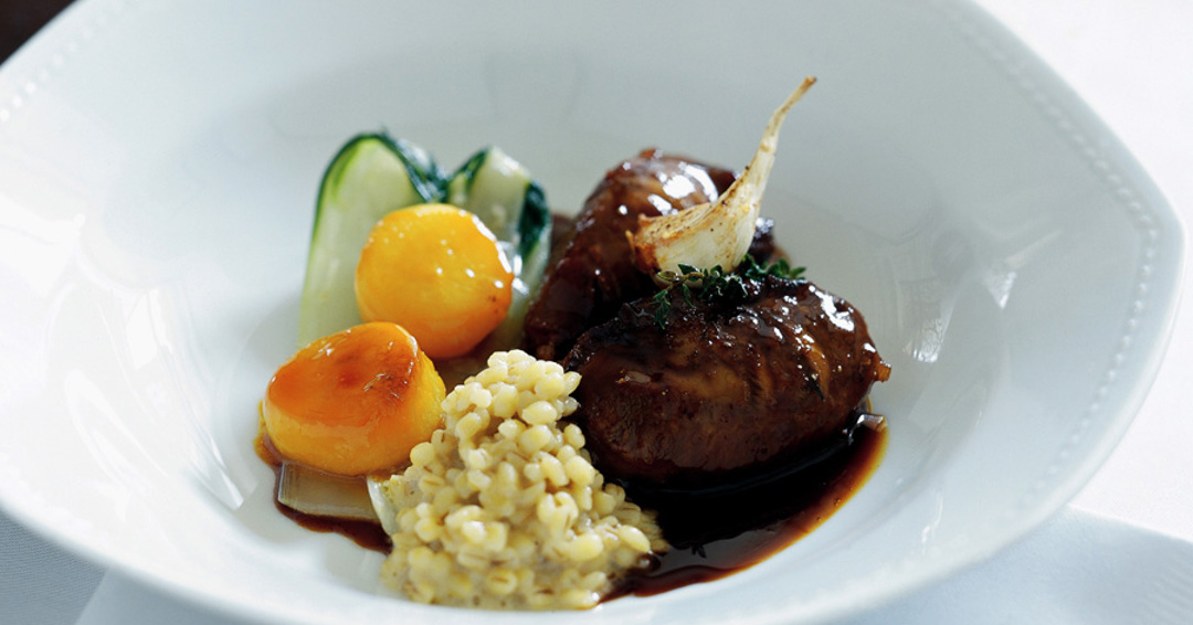 Grisekæber med perlebyg, glaserede majroer og sølvbeder