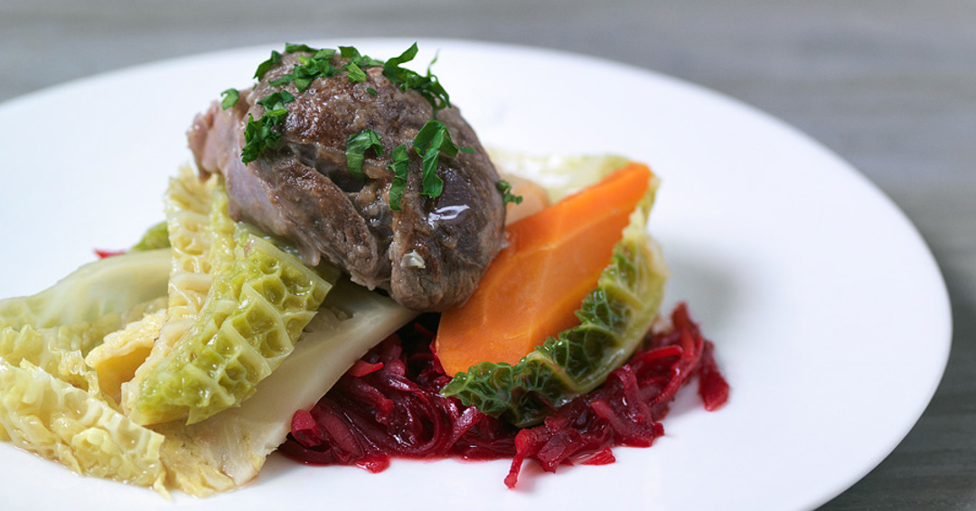 Kalveskank braiseret med savoykål og ”risotto” af rødbede/kartoffel