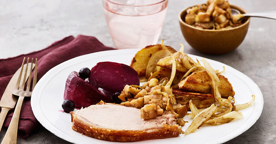 Flæskesteg med solbærglaserede majroer og kompot af æbler og selleri