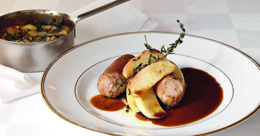 Farseret inderlår med æbler, kartofler og sauce calvados