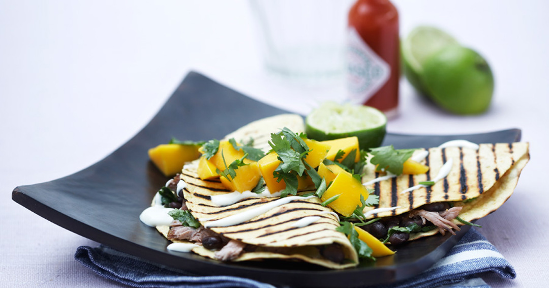 Tortilla med and, sorte bønner, mango, koriander, fraiche og avocado