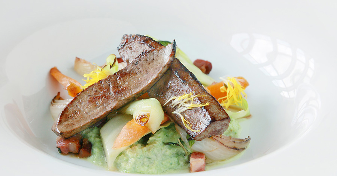 Kalvelever med bacon, nye løg og ærtepuré