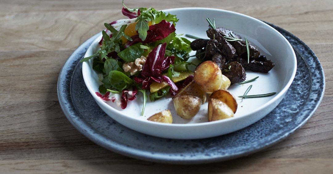 Stegt kalvelever med salat og stegte kartofler