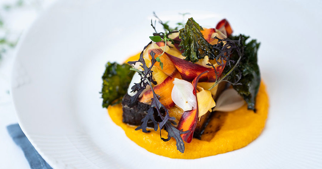 Oksespidsbryst med gulerodspuré, syltet gulerod, fondantkartofler ...