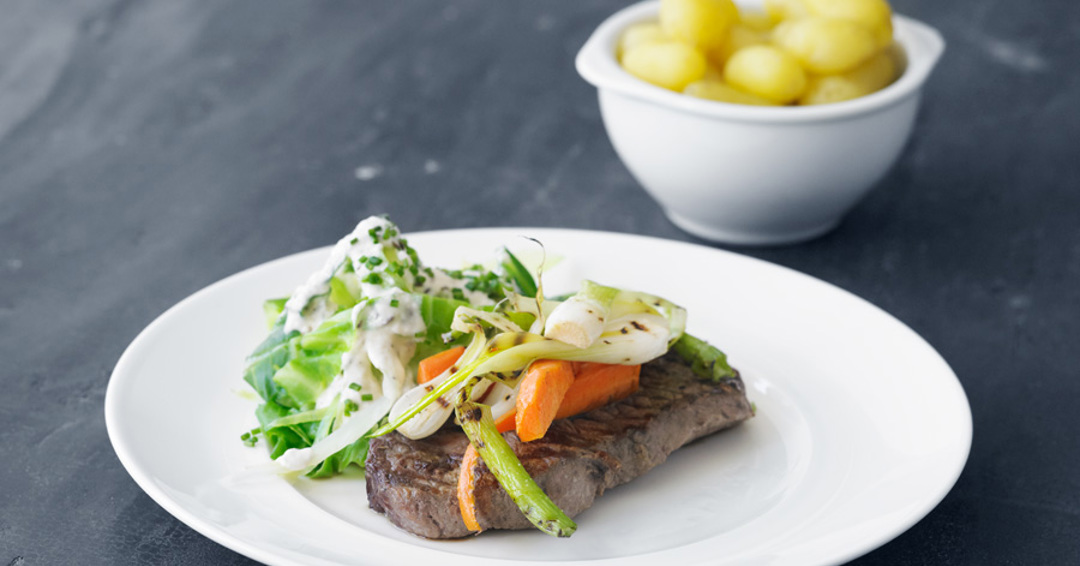 Grillet bøf med sommerkål i rygeostecreme